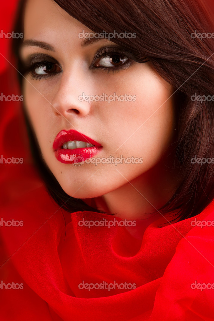 Belle Jeune Femme Aux Lèvres Rouges Et Aux Cheveux Noirs — Photographie