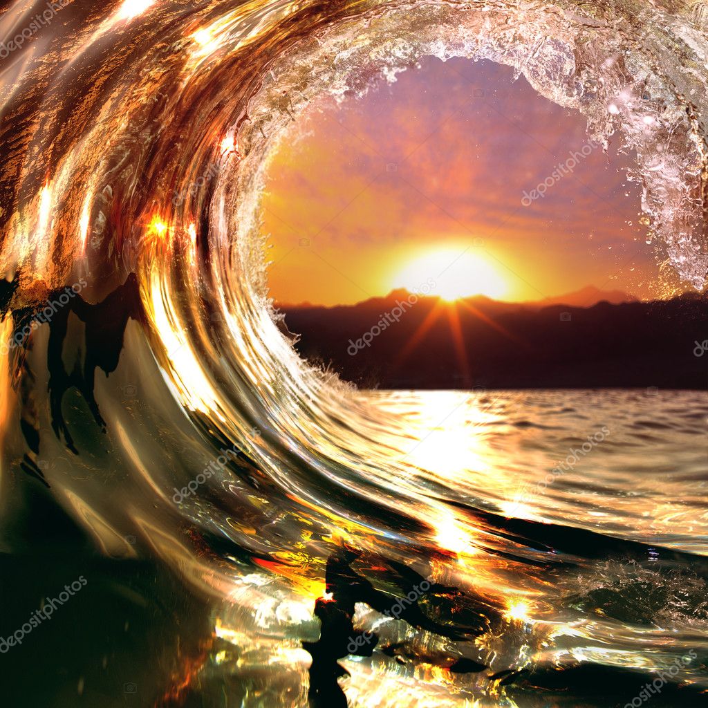 coucher de soleil sur la plage avec une vague d'océan de vis ...