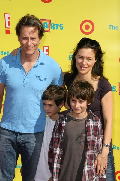 Steven Weber and family – Stock Editorial Photo © s_bukley #15055033