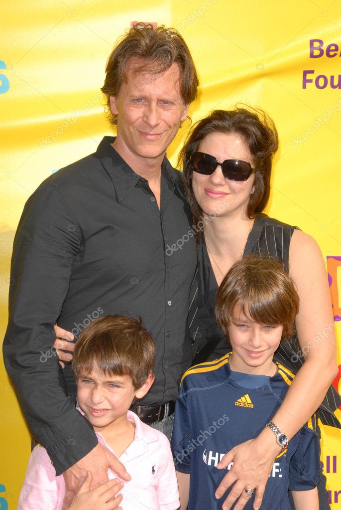 Steven Weber and family – Stock Editorial Photo © s_bukley #15049043