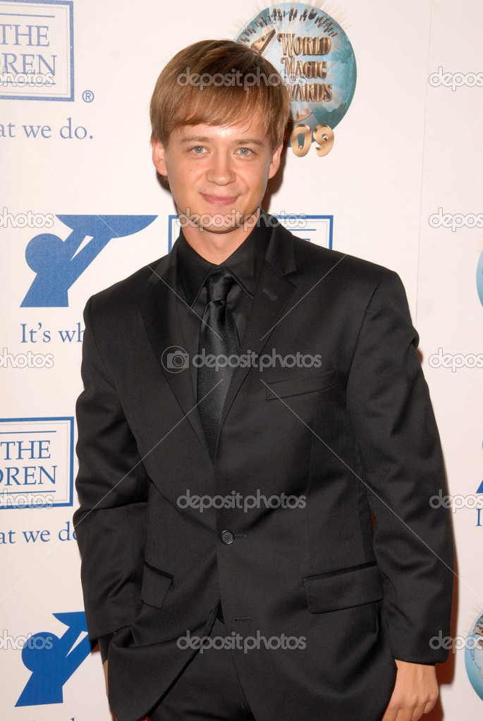 Jason Earles at the 2009 World Magic Awards benefitting Feed The ...