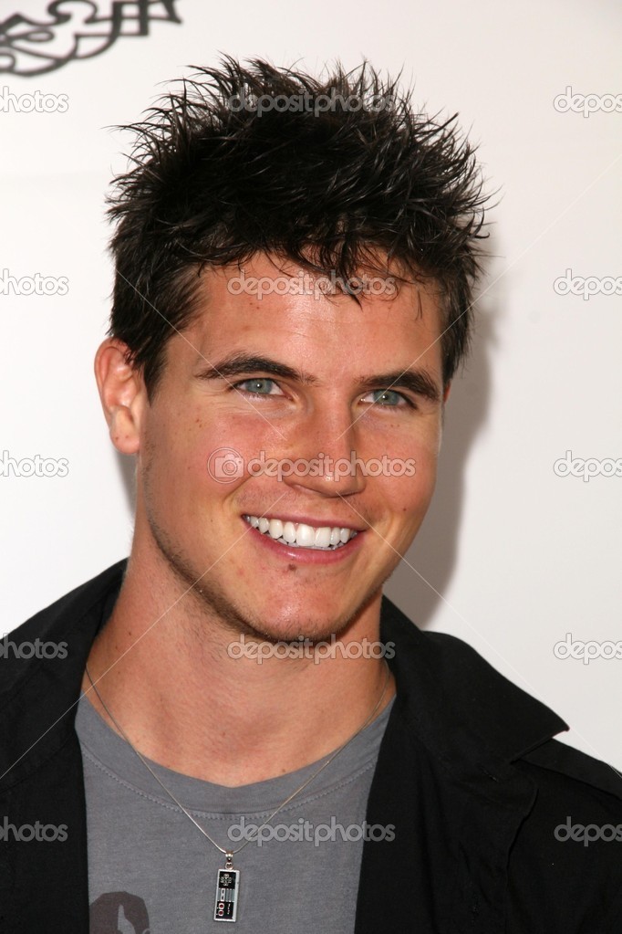 Robbie Amell – Stock Editorial Photo © s_bukley #15118411