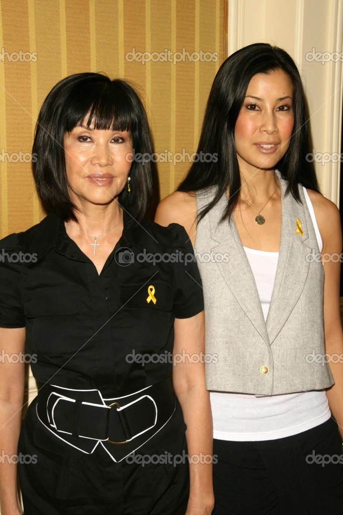 Lisa Ling and her mother Mary — Stock Editorial Photo © s_bukley #15191003