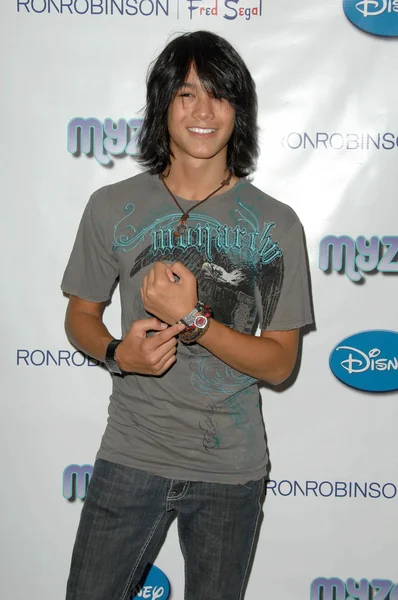 Ado beau garçon images libres de droit, photos de Ado beau garçon ...