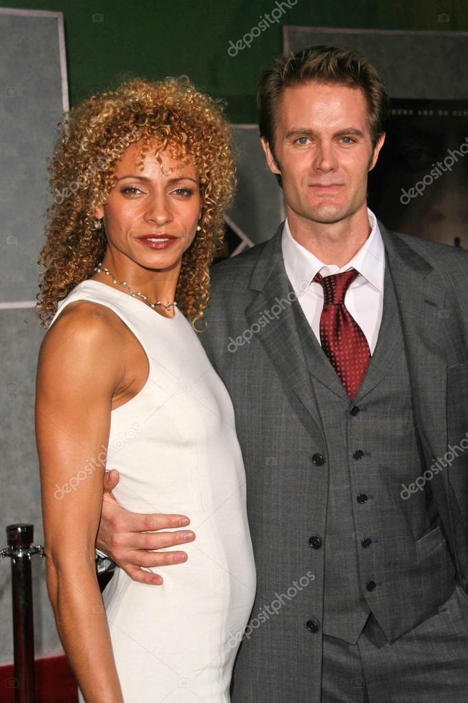 Michelle Hurd Y Garret Dillahunt Garret Dillahunt Foto Editorial.