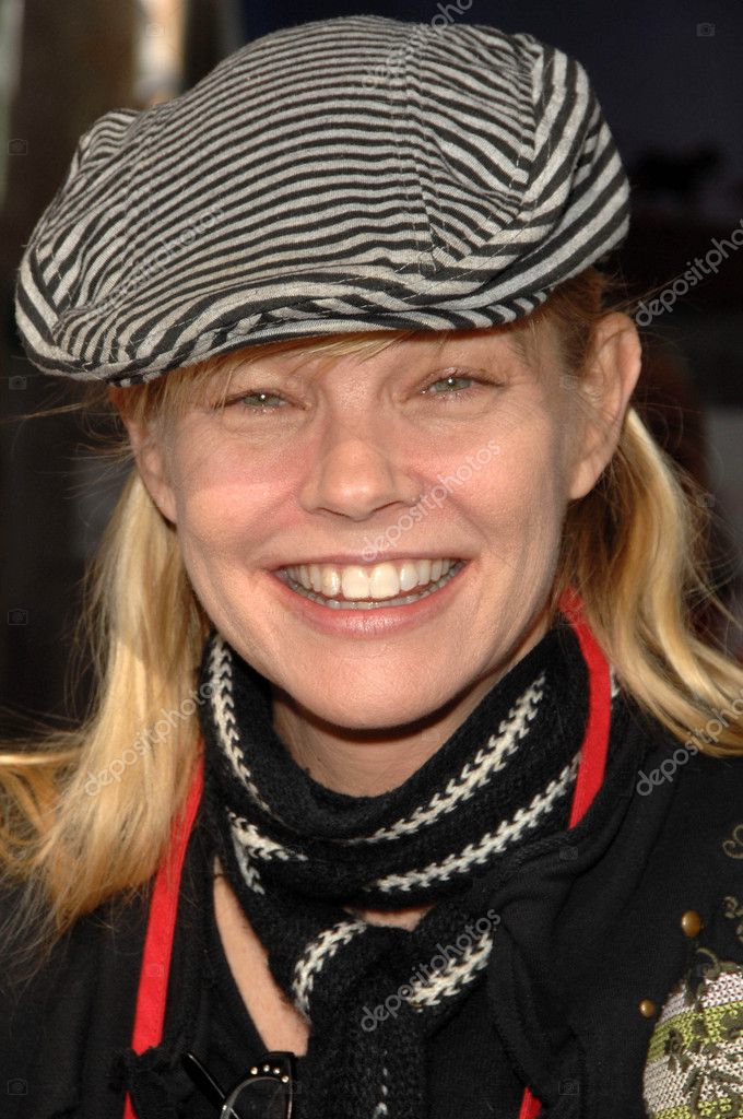 Julie McCullough at the Los Angeles Mission's Thanksgiving Dinner For ...