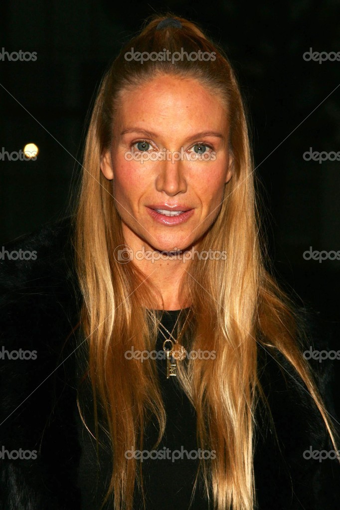 Kelly Lynch at the premiere of Neil Young Heart of Gold. Paramount ...