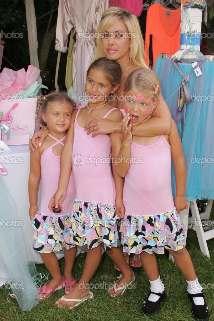Shauna Sand and daughters – Stock Editorial Photo © s_bukley #16682401