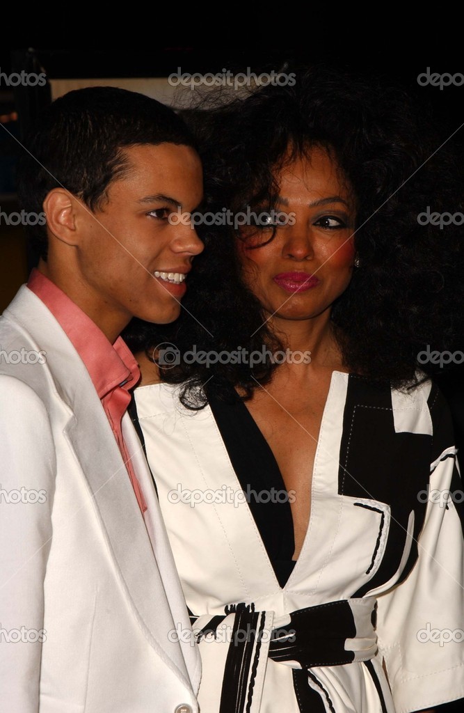 Evan Ross Og Diana Ross Diana Ross (2nd From Right) And Children Arne