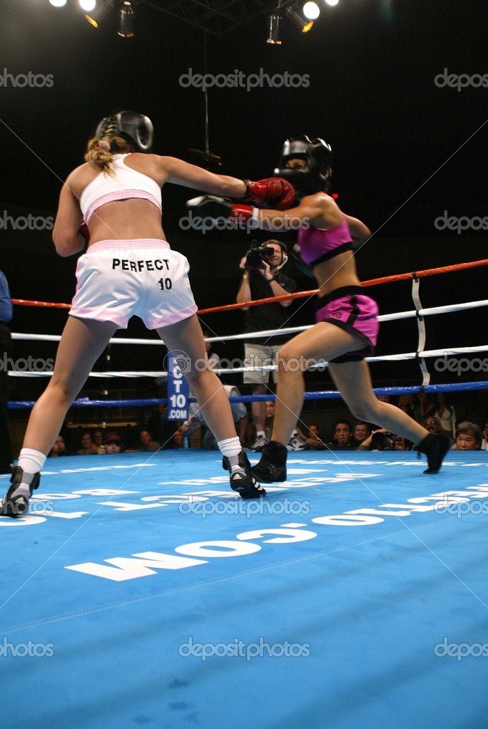 Jenny Leone vs. Daniela Gil — Stock Editorial Photo © s_bukley #17571135