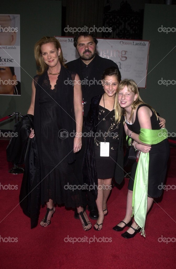 Elizabeth Perkins and family – Stock Editorial Photo © s_bukley #17737529