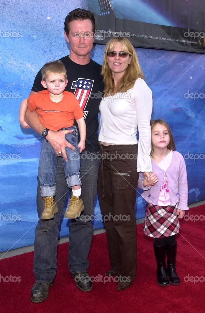 Robert Patrick with son Sam, wife Barbara and daughter Austin – Stock ...