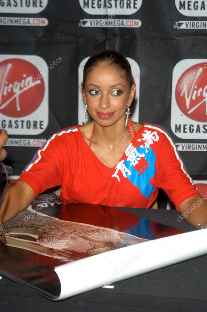 Mya at an in-store – Stock Editorial Photo © s_bukley #17749975