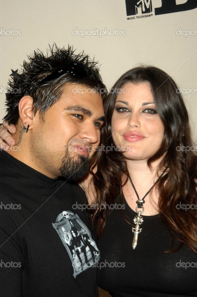 Dave Buckner and fiance Mia Tyler – Stock Editorial Photo © s_bukley ...