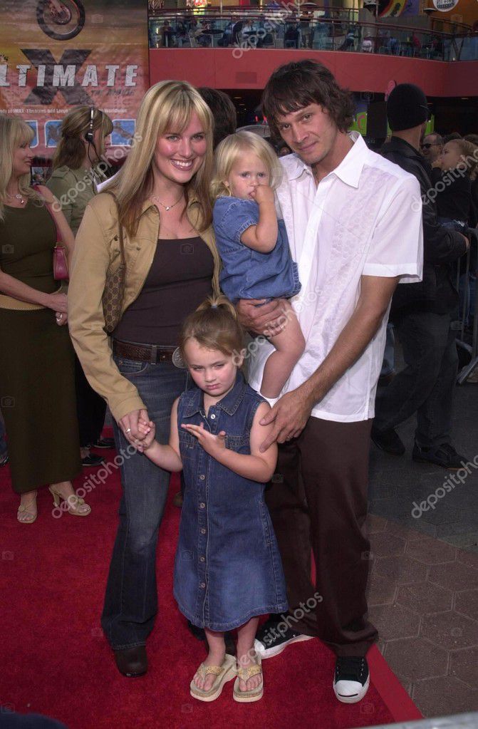 Bucky Lasek with wife Jen and kids Paris and Devon – Stock Editorial ...