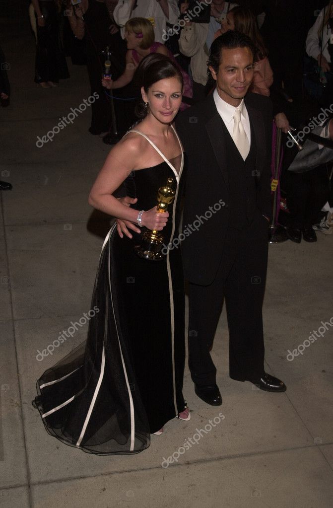 Julia Roberts and Benjamin Bratt — Stock Editorial Photo © s_bukley ...