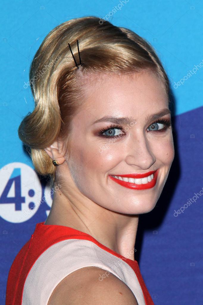 Beth Behrs New Haircut