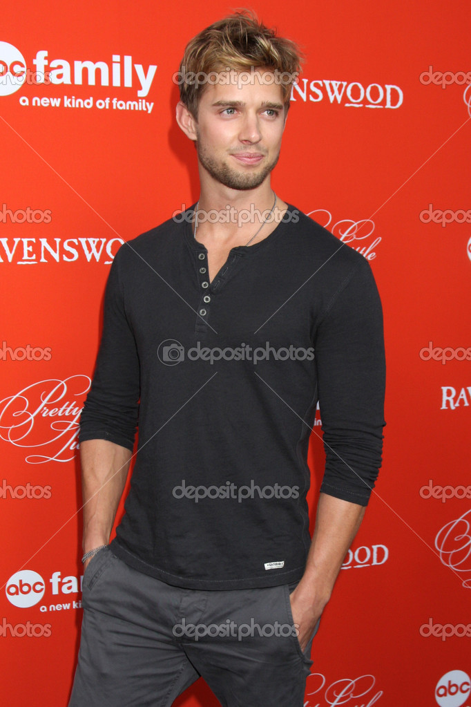 Drew Van Acker Pretty Little Liars Season 1