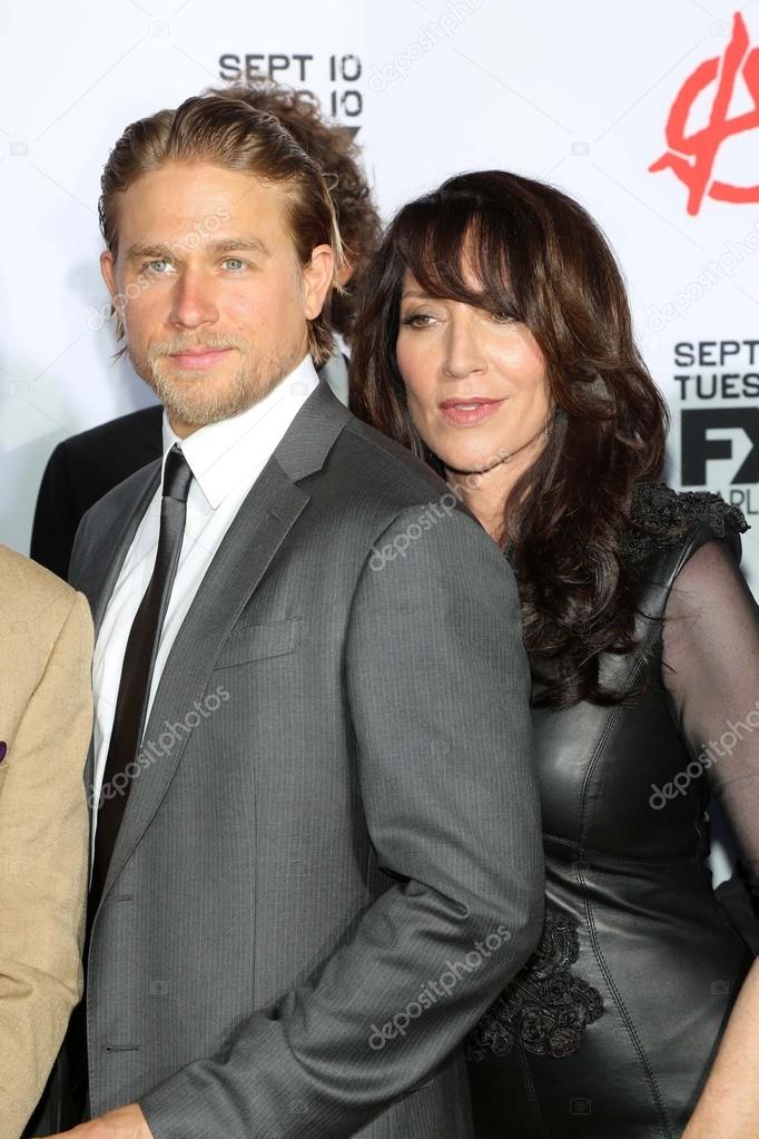 Charlie Hunnam, Katey Sagal 2025