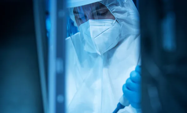 Cient fico trabaja en un laboratorio cient fico moderno utilizando equipos de laboratorio ...