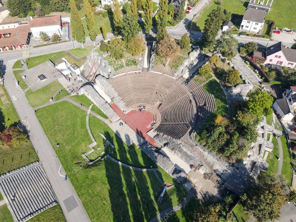 Drone vista en el anfiteatro romano de Augusta Raurica en Augst en ...