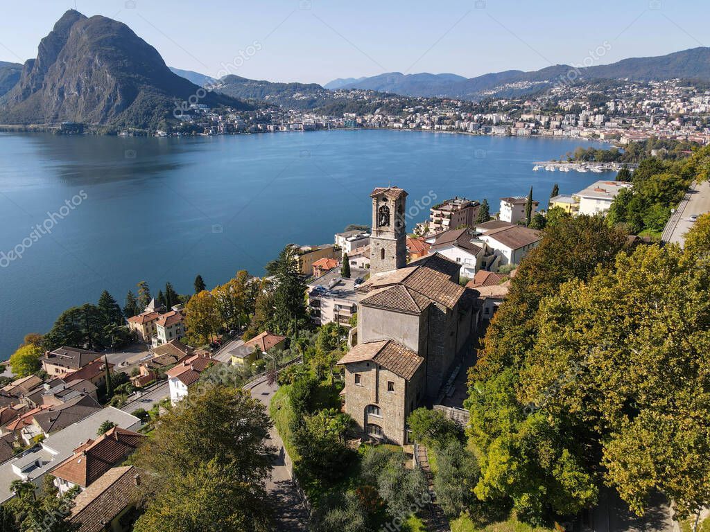 Vista del dron en la iglesia de San Jorge y la bahía de Lugano en la parte italiana de Suiza 2025