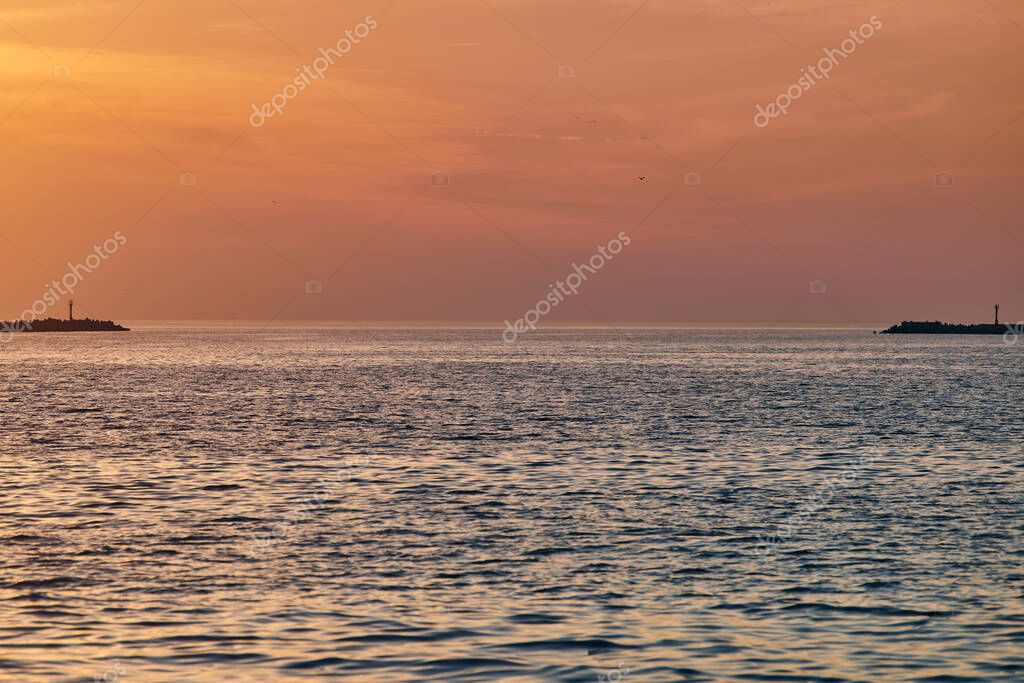 Mar tranquilo con cielo al atardecer, hermosa vista panorámica ...