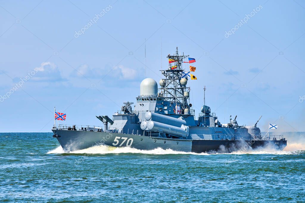 jalá, Óblast de Kaliningrado, Rusia - 07.22.2021 - Gran barco de ...