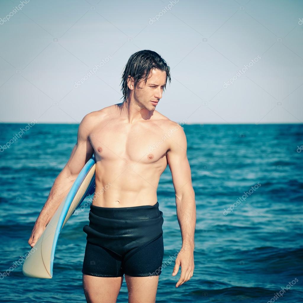 Strong young surf man portrait at the beach with a surfboard — Stock ...