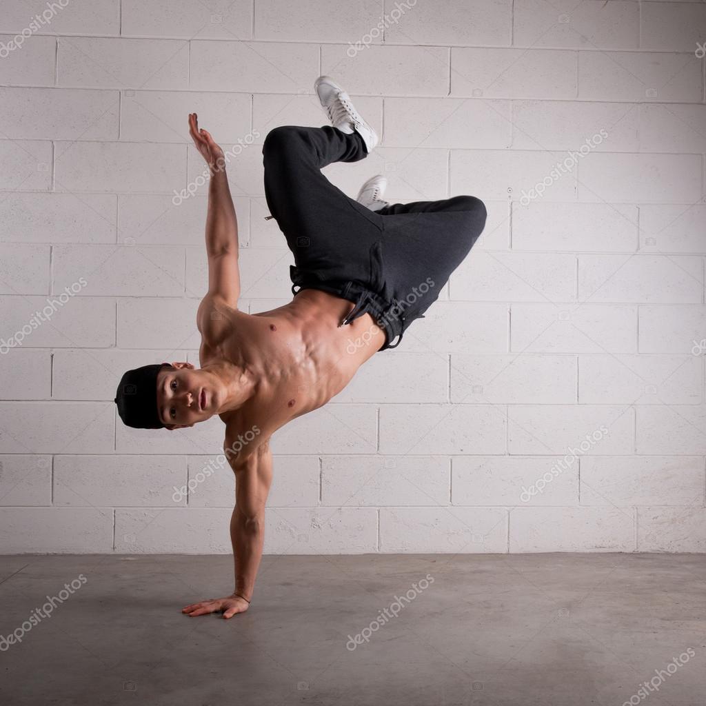 Giovane acrobatico che balla. Stile libero — Foto Stock © pio3 #15372619