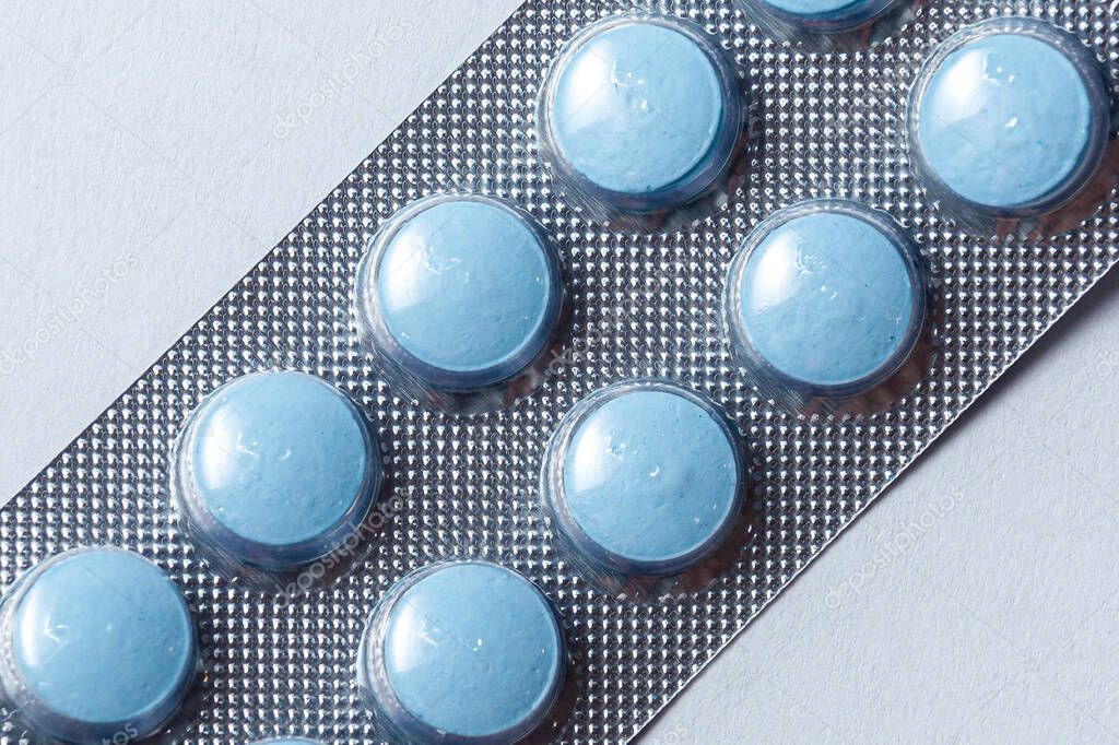 Pastillas azules claras sobre fondo blanco. Industria farmacéutica ...