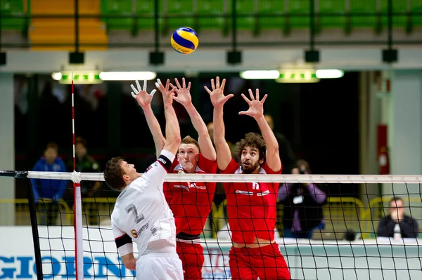Ataque de voleibol Stock Photos, Royalty Free Ataque de voleibol Images ...