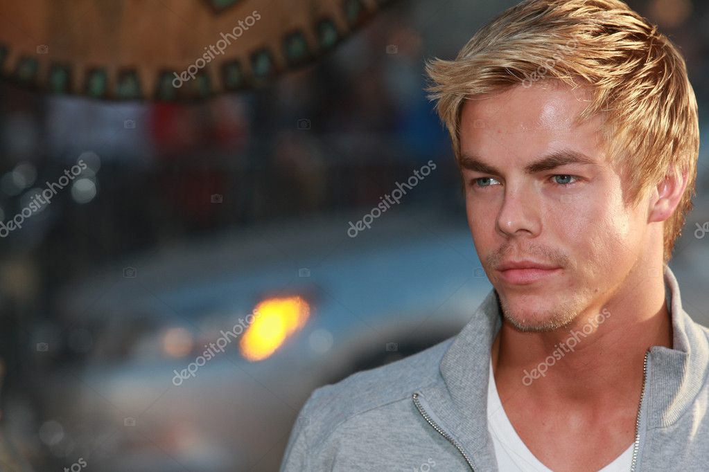 Dancer Derek Hough attends the Clash of the Titans premiere — Stock ...