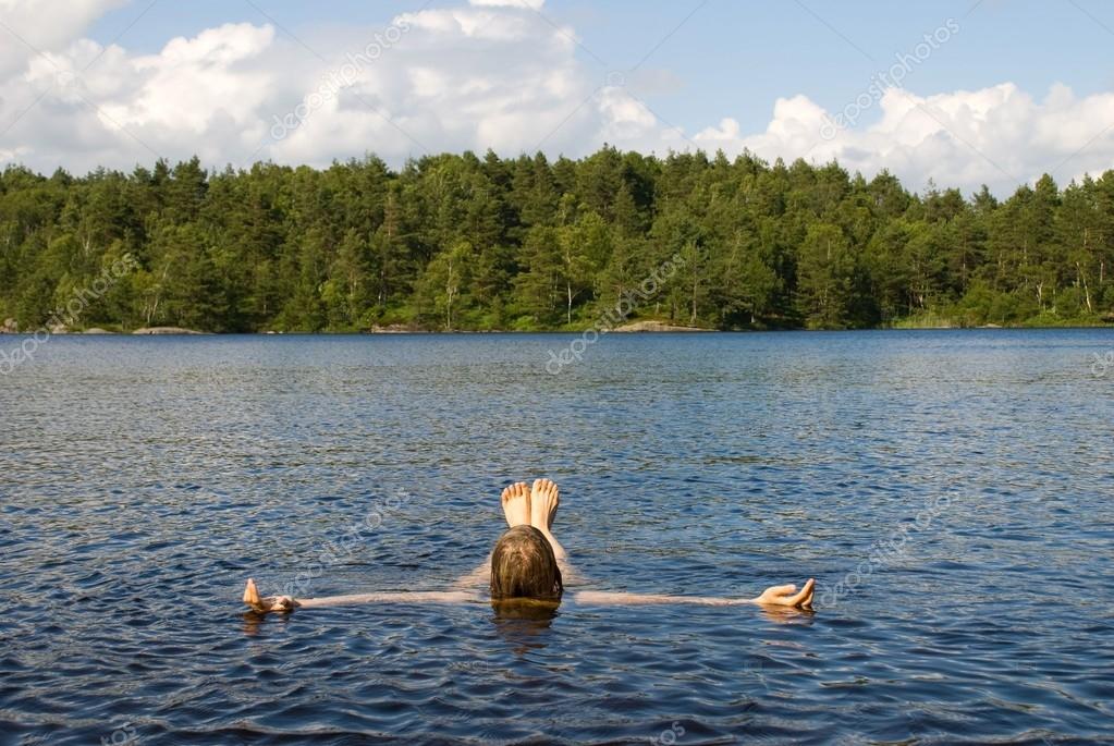 Persona acostada en el agua para la recreación 2024