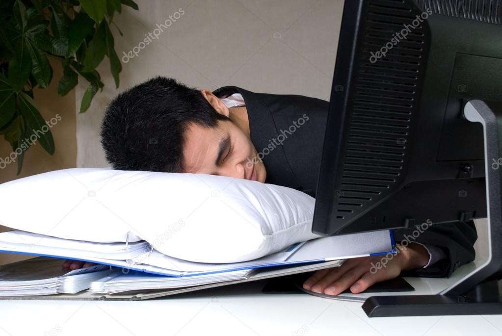 Image of man sleeping at his desk | Man sleeping on his desk — Stock ... Image of man sleeping at his desk | Man sleeping on his desk — Stock ...