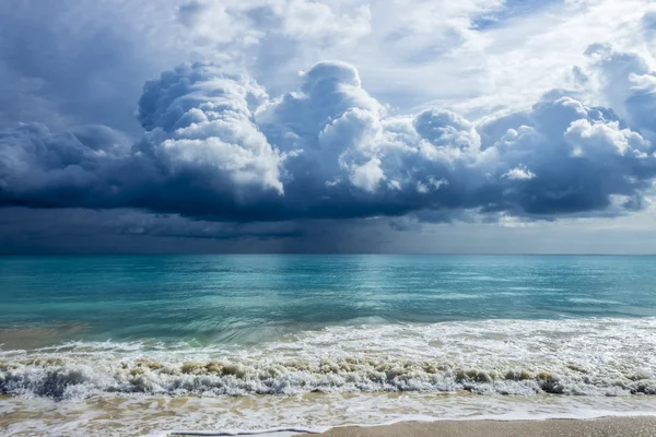 Imágenes de Tormenta en la playa libres de derechos | Depositphotos