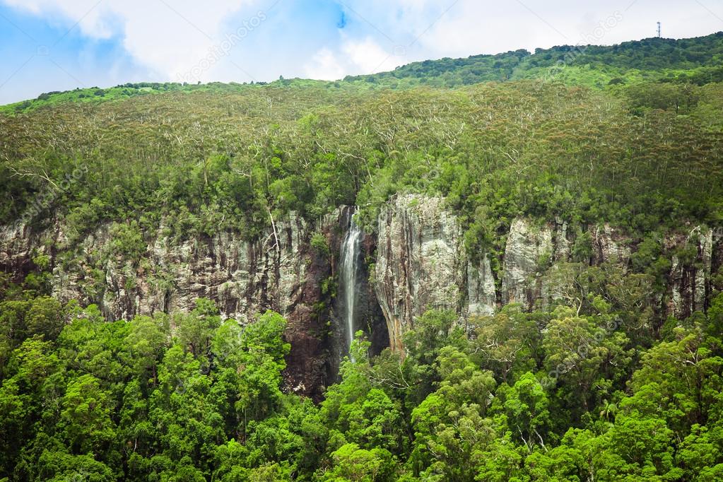 Cascada en la selva tropical subtropical, parque nacional de ...