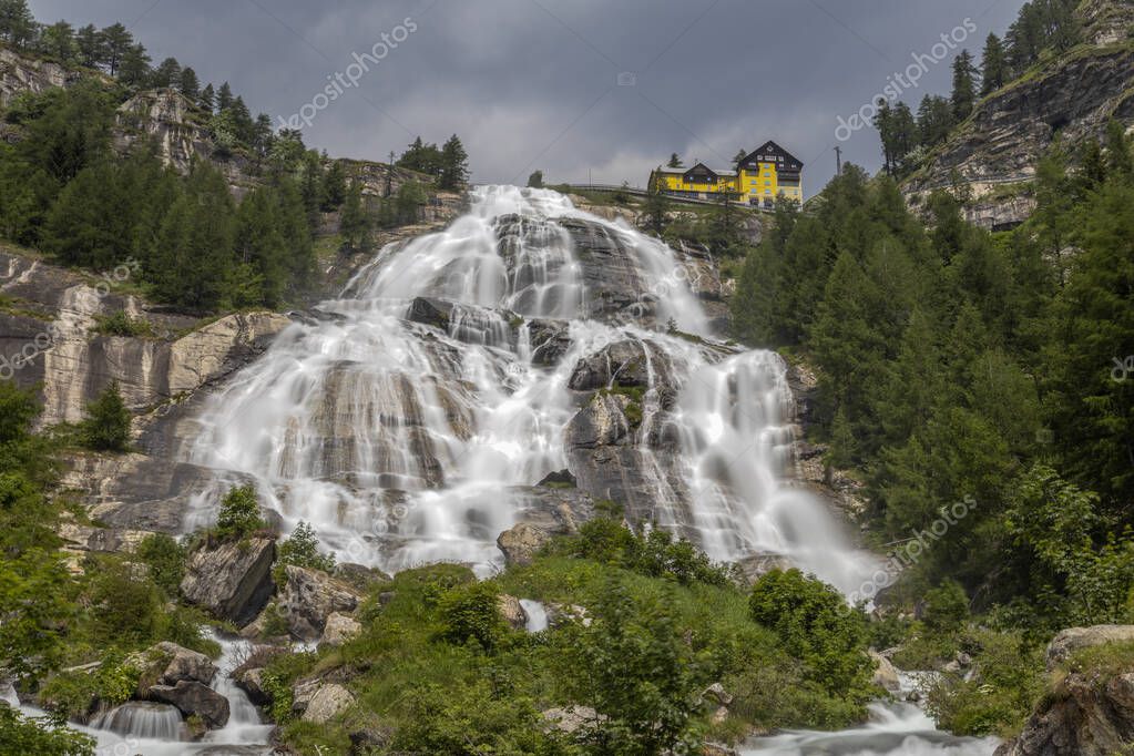 Vista de la cascada de Toce en el valle de Formazza, provincia de ...