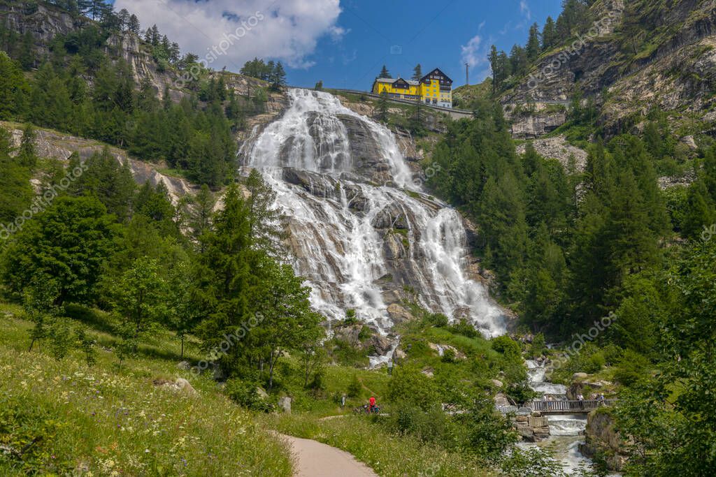 Vista de la cascada de Toce en el valle de Formazza, provincia de ...