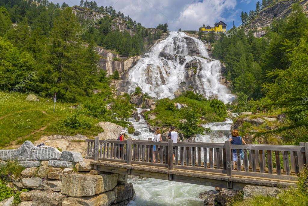 Vista de la cascada de Toce en el valle de Formazza, provincia de ...