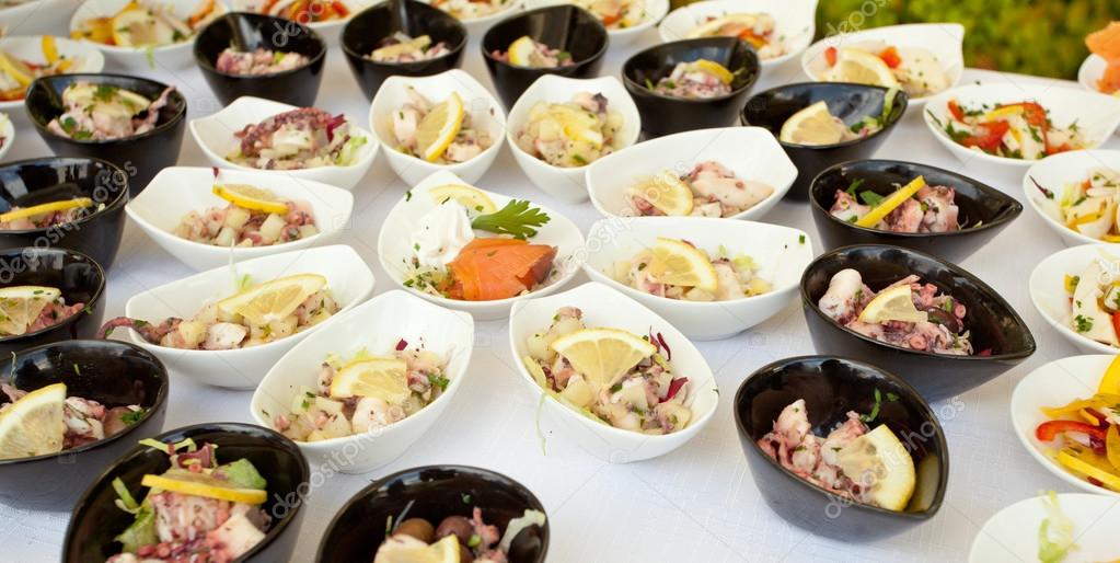 Buffet de pescados y mariscos comida del dedo — Foto de stock ...