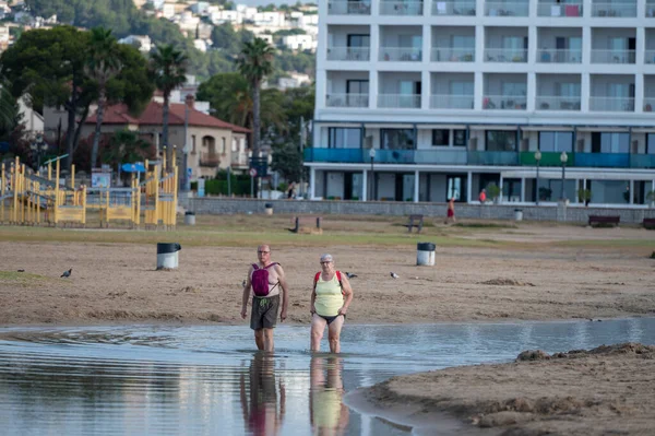 Coma Ruga, España. 2022 30 de junio. Gente en las aguas termales del ...