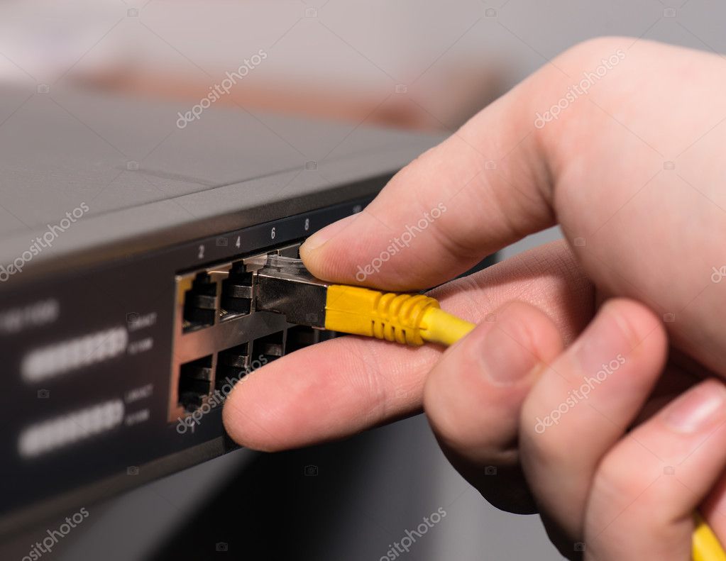 Ethernet-Kabel an den Switch anschließen — Stockfoto © studio137 #38561083