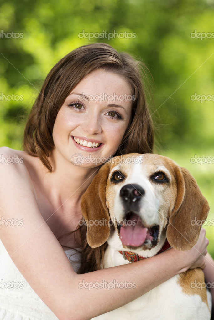 Mujer con perro — Foto de stock #31440249 © halfpoint