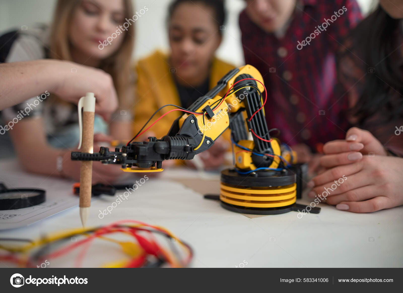 Grupo Estudiantes Construyendo Programando Juguetes Eléctricos Robots ...