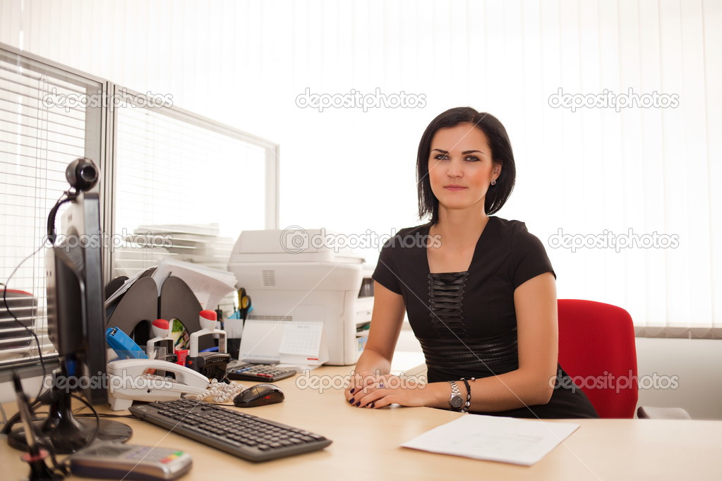 Gerente de oficina mujer joven — Foto de stock © tosher #25236813