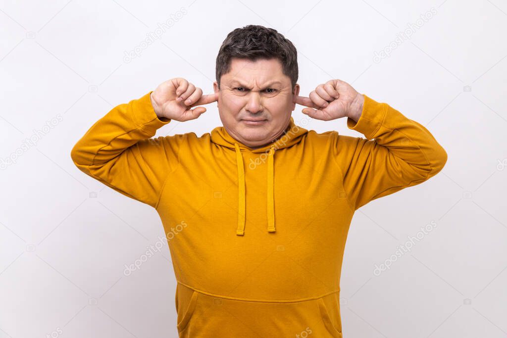 No te oigo. Retrato del hombre irritado por el sonido ruidoso que cubre ...