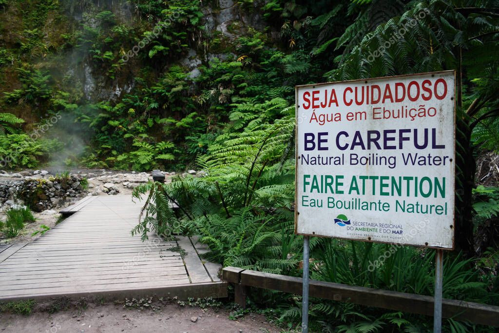 Señales de advertencia de agua hirviendo natural en Caldeira Velha ...