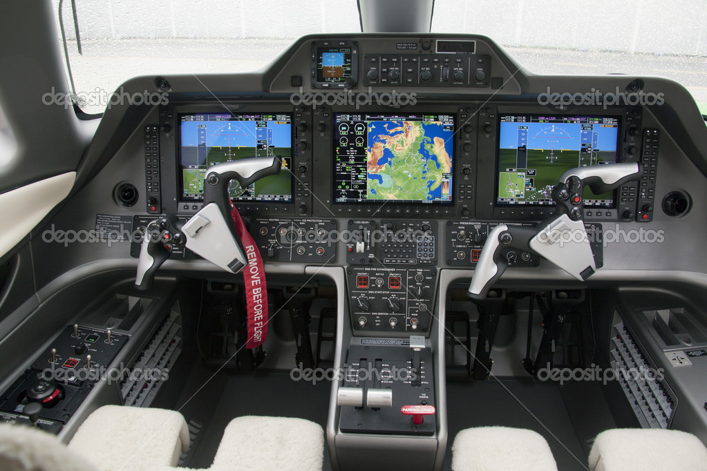 Embraer phenom 100 interior, cockpit view — Stock Photo © b0rmann #15860753