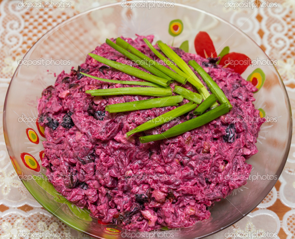 Ensalada de remolacha, ajo, ciruelas pasas y nueces decoradas con ...